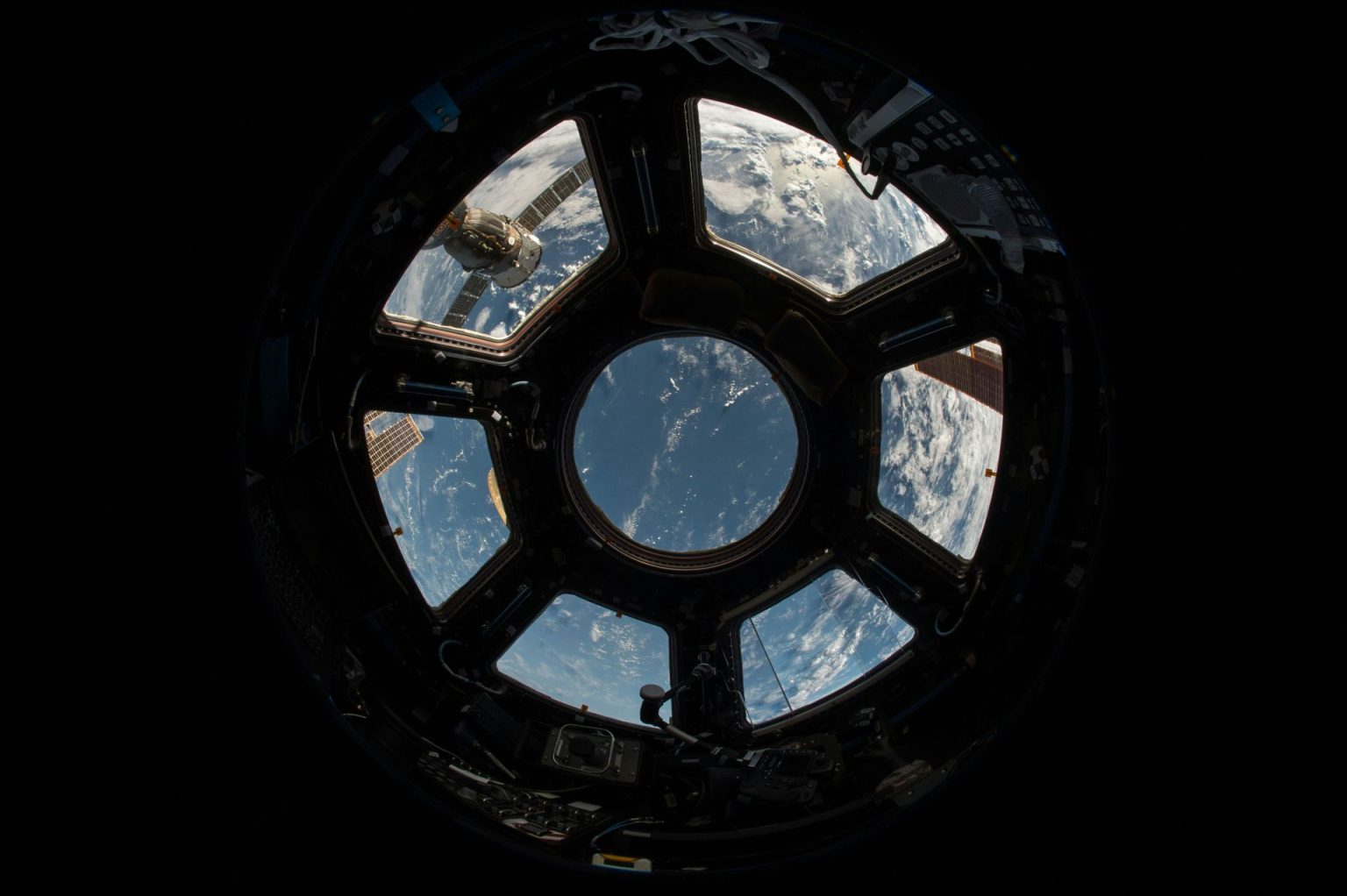 ISS Deorbit Mission Goes To SpaceX For $843M - Dataconomy