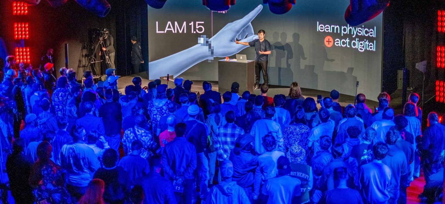 El modelo de acción grande basado en la web (LAM) llega al Rabbit R1 ...